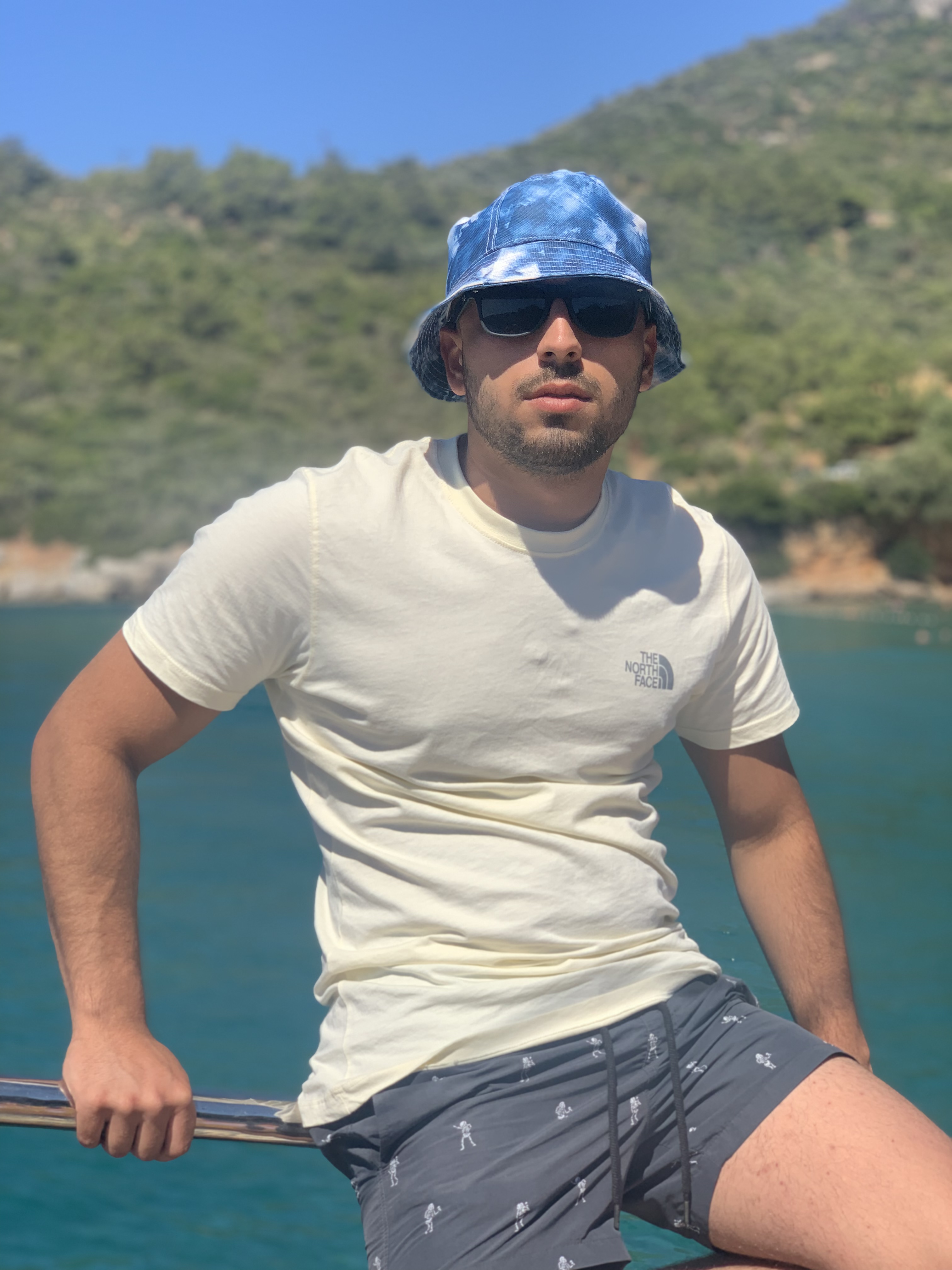 Tražim cimera - Beograd - Viktor - 18 god - Student - Pušač - 150 ...